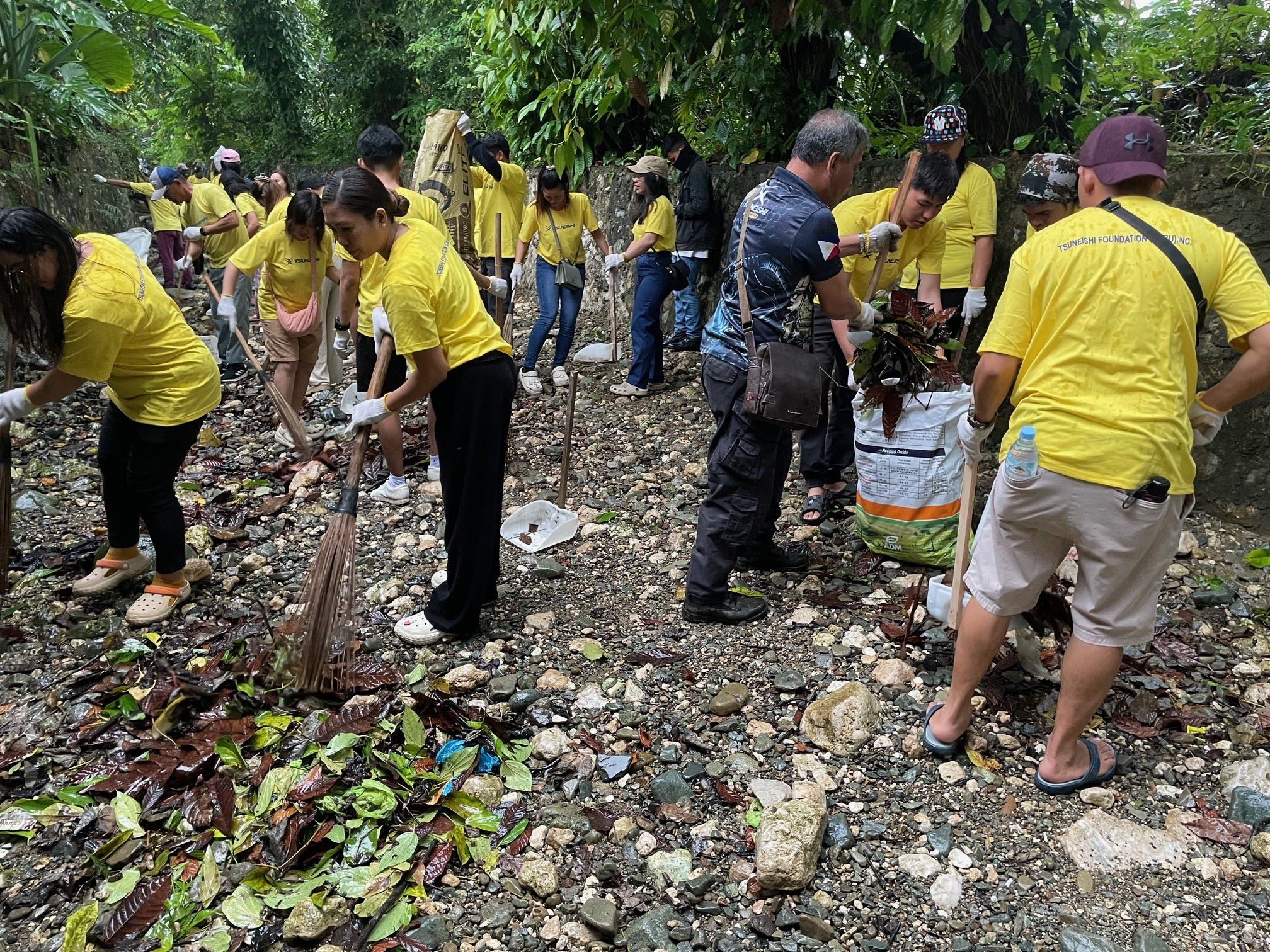 River Clean-Up by Our Group Company in the Philippines | Tsuneishi Group