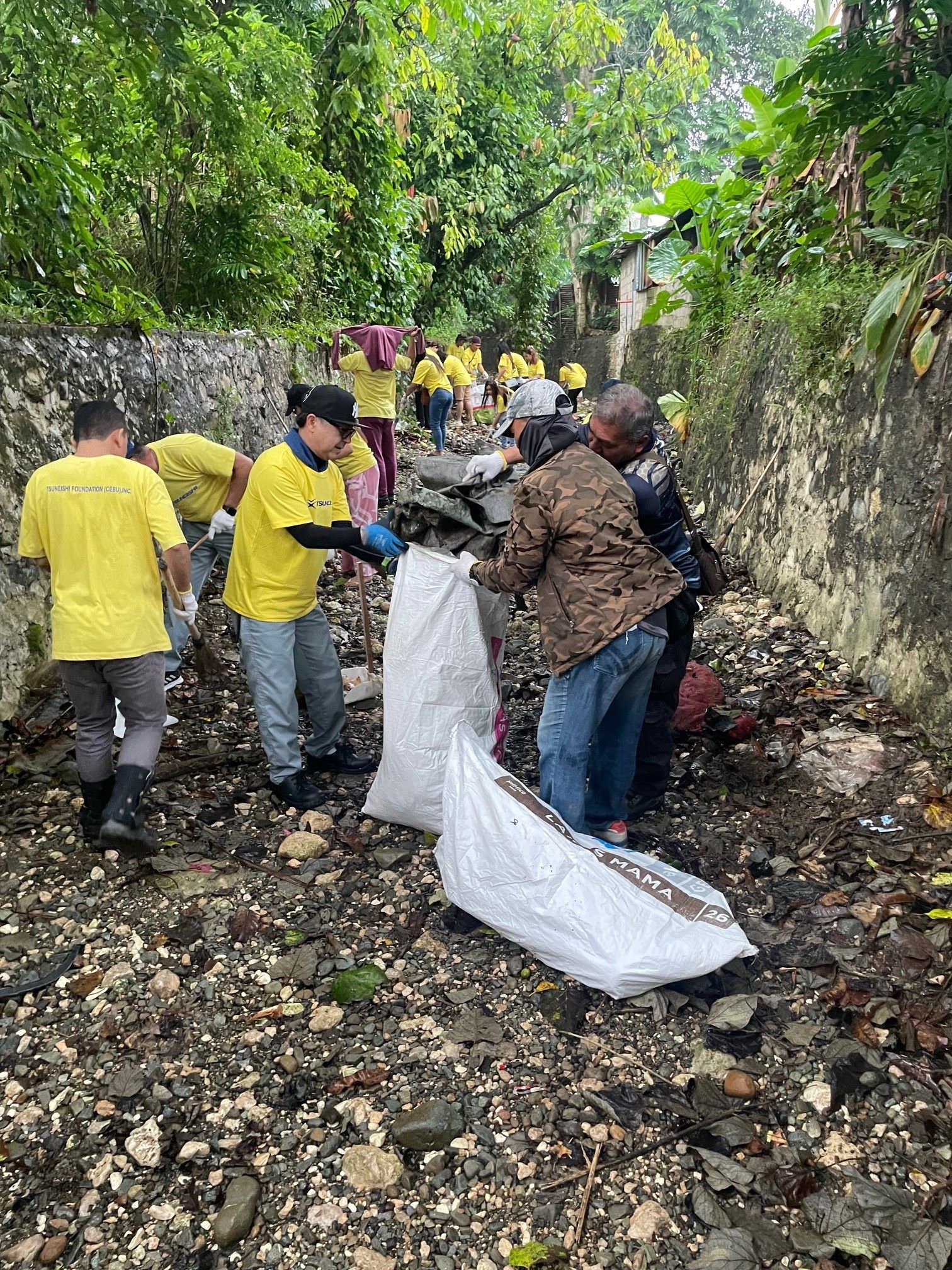 River Clean-Up by Our Group Company in the Philippines | Tsuneishi Group
